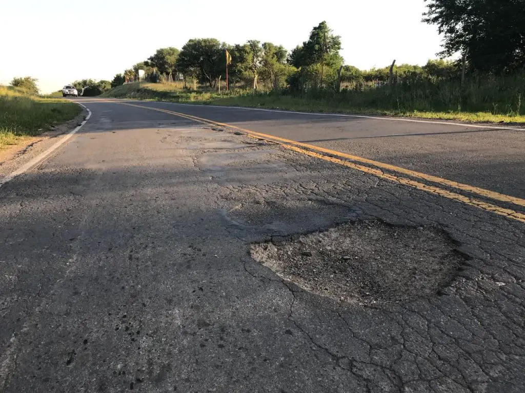 La colectora de la autopista todavía espera la repavimentación