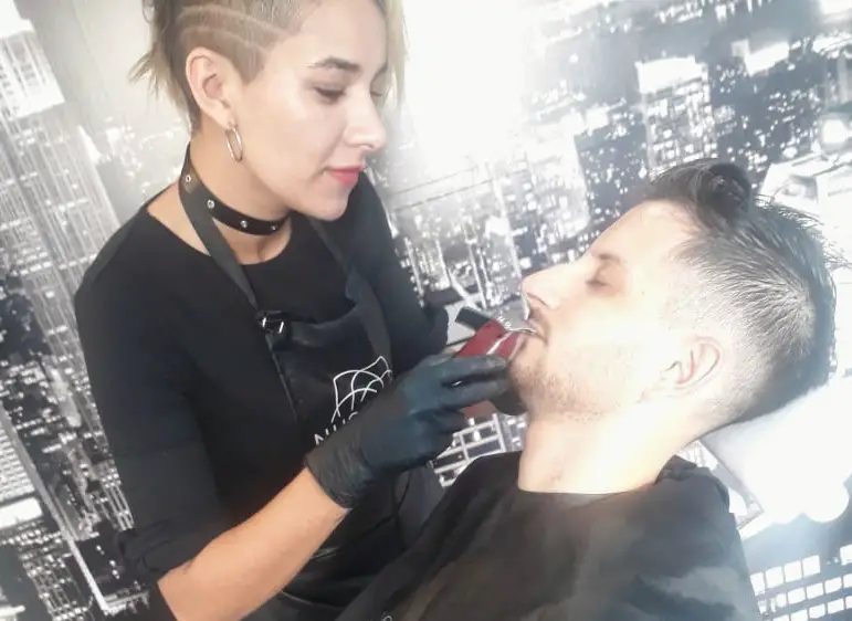 Lady Barber: Barbera de Carlos Paz que impone tendencia en hombres