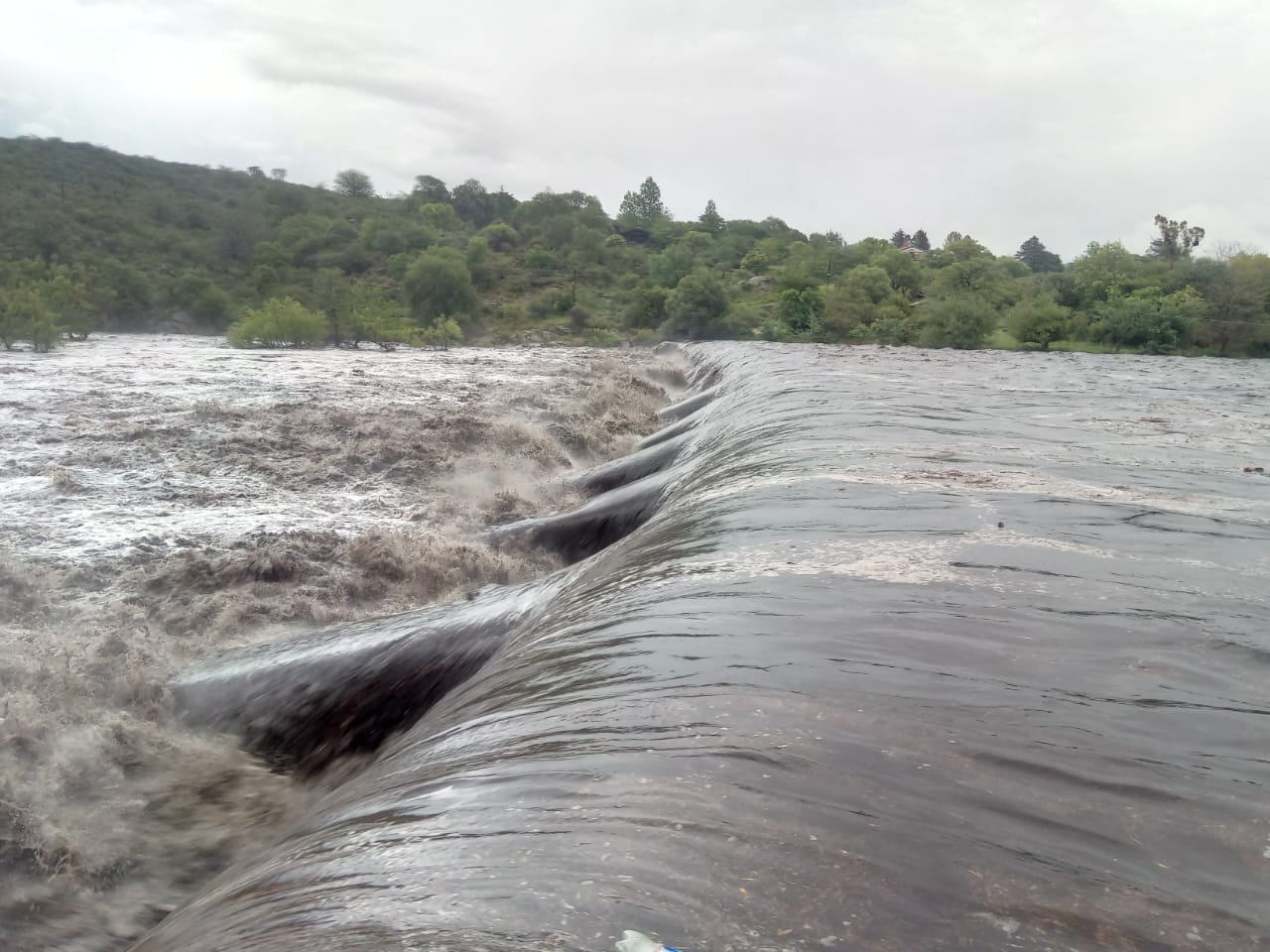 Ingresa una importante crecida por el río Cosquín