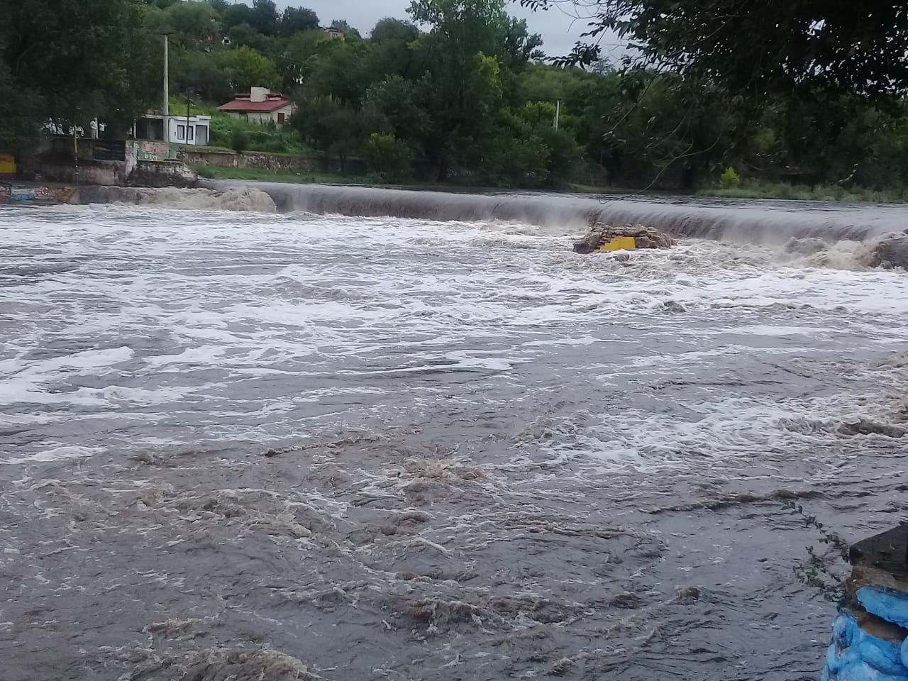 Así llega la crecida del río Cosquín: Evacuados en La Falda y Valle Hermoso