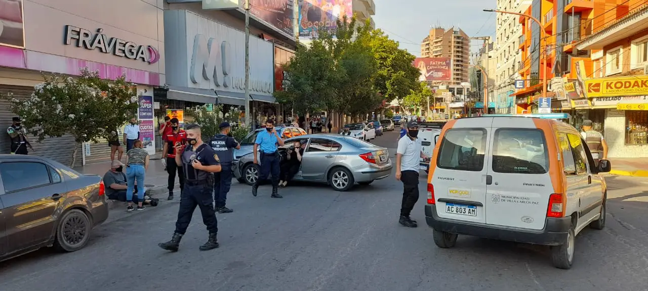 Se Descompensó Mientras Manejaba Y Chocó A Dos Autos