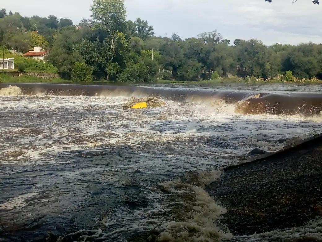 Así llegó la crecida al río Cosquín (Video)