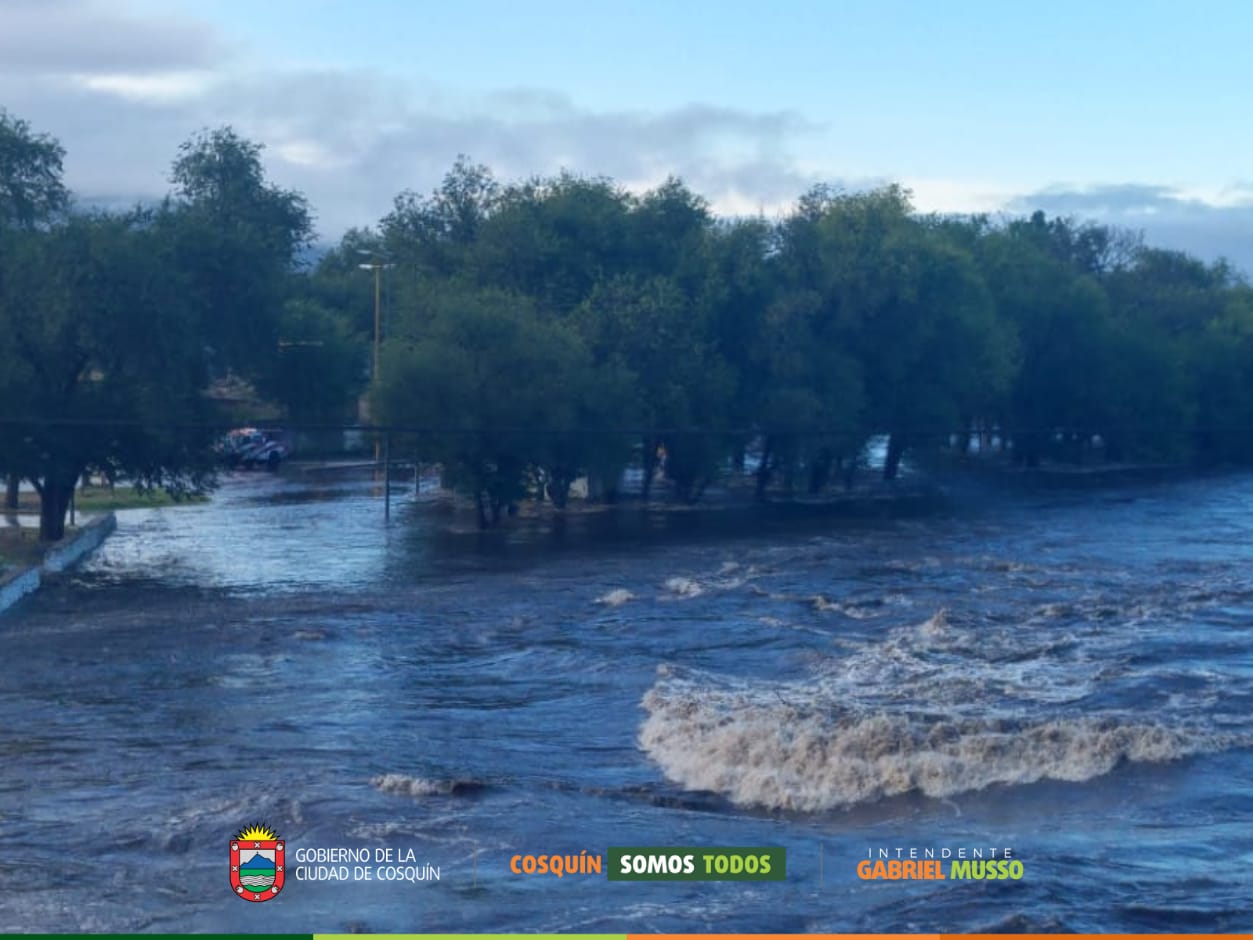 Una vivienda afectada por la imponente crecida del río Cosquín (VIDEOS)
