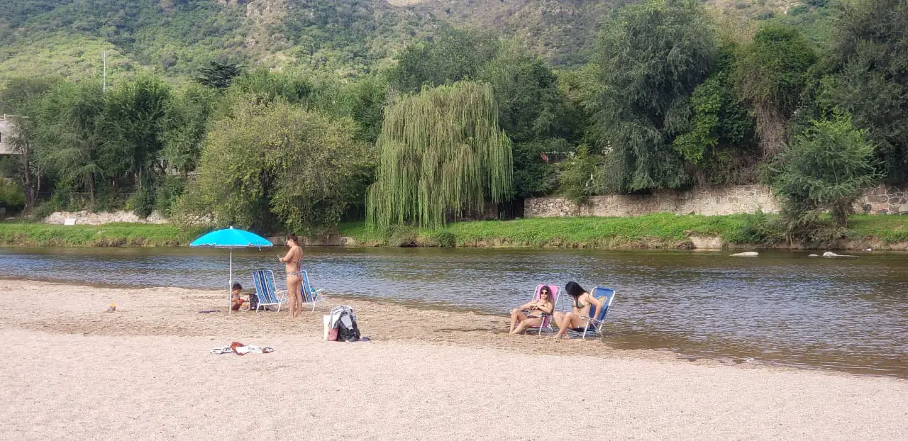 ¿Quién dijo que estaba fresco para meterse al río?