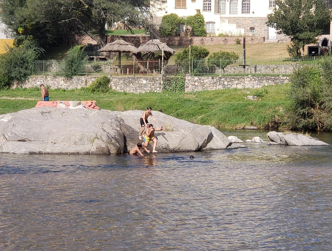 ¿Quién dijo que estaba fresco para meterse al río?
