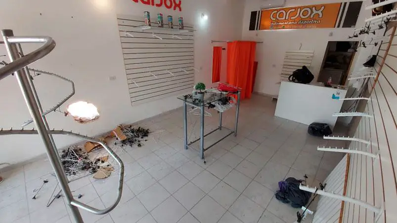 Córdoba: Hicieron un boquete y desvalijaron un local de ropa