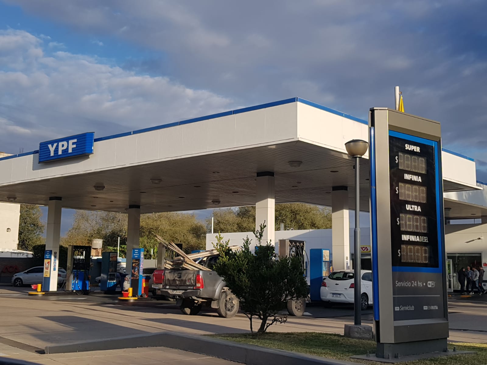 YPF se sumó al aumento: Cuánto valen los combustibles en Carlos Paz