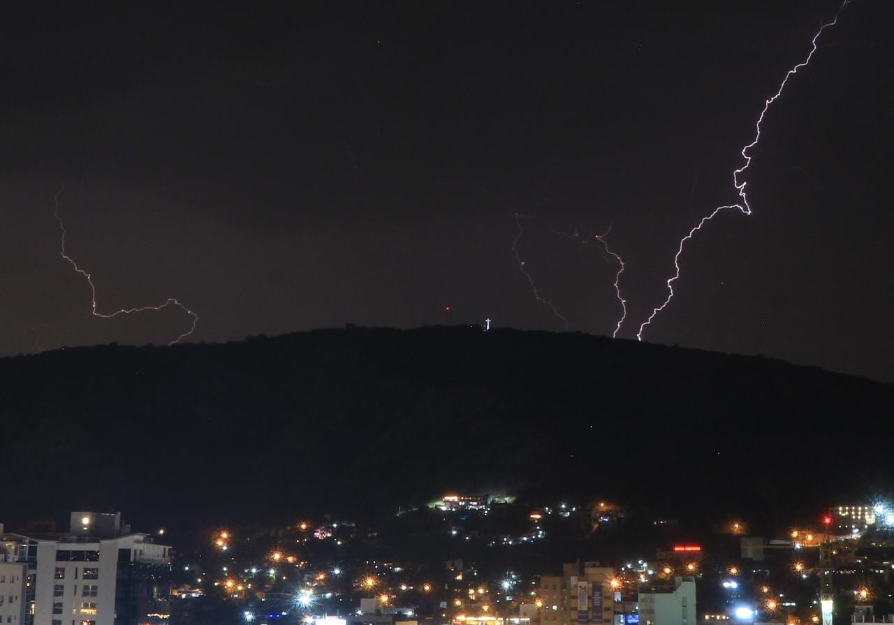 Tras el calor, intensa lluvia y tormenta eléctrica en Carlos Paz y la ...