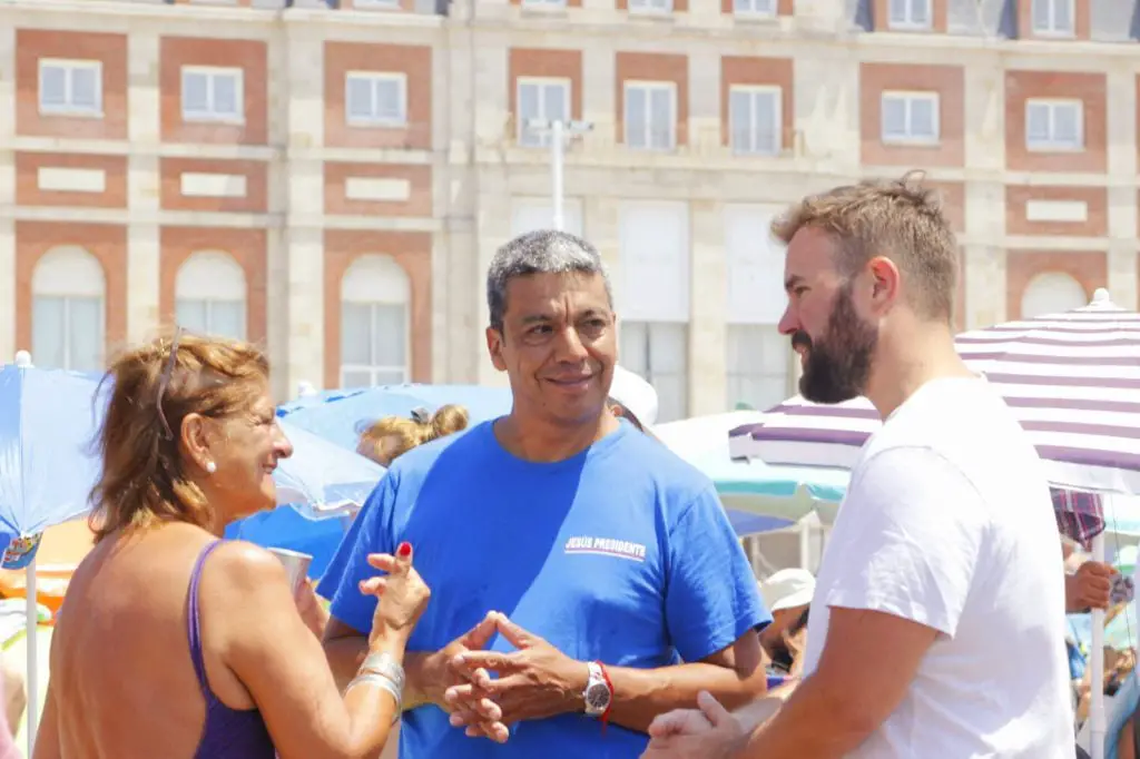 Jesús Escobar, candidato a presidente de Libres del Sur, llega a Carlos Paz