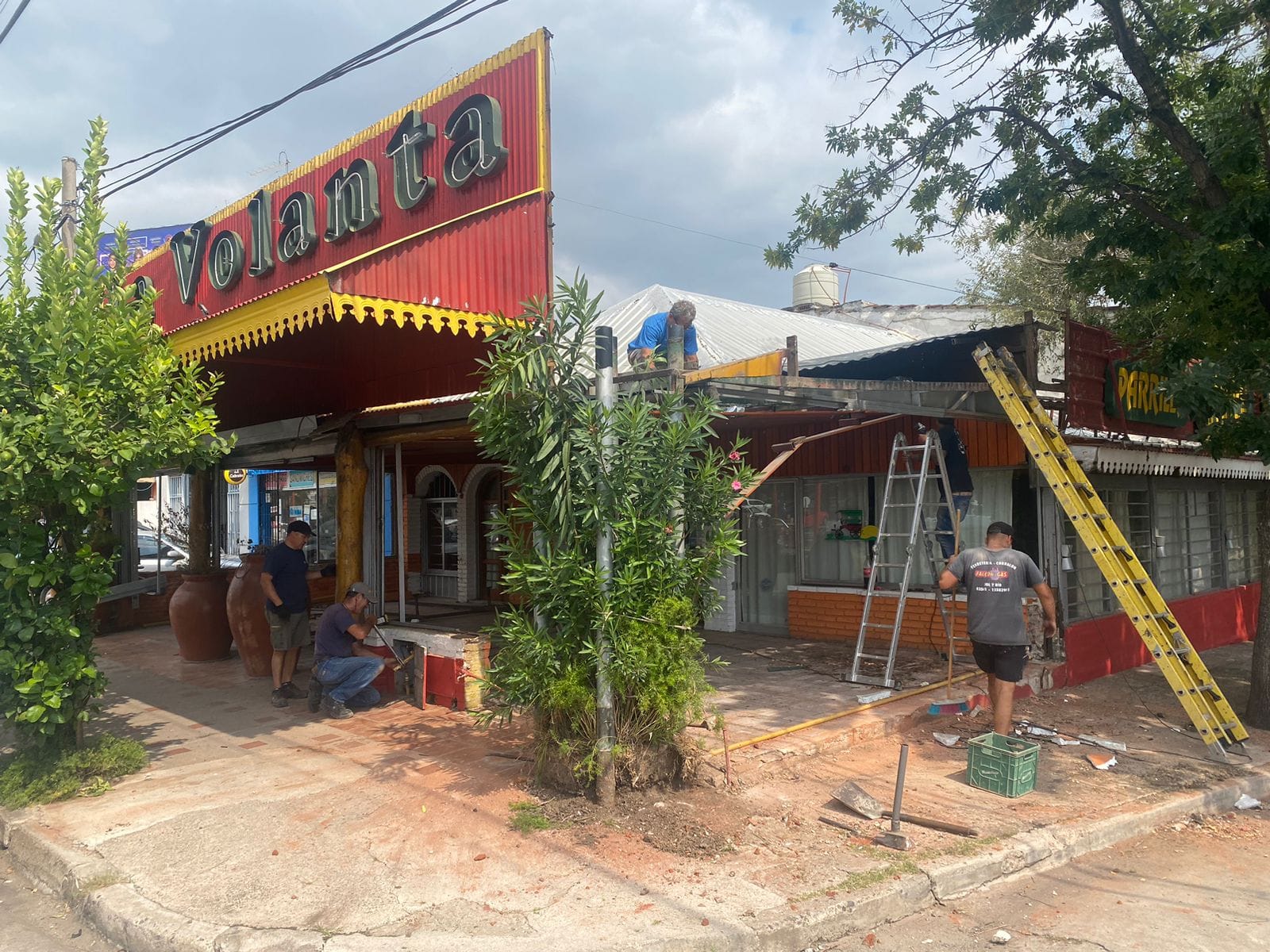 Bajaron "La Volanta" que adornaba la marquesina de la parrilla más top ...