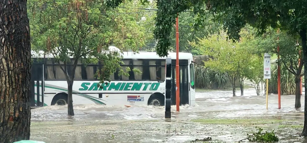El chaparrón generó problemas en las calles de Carlos Paz: Cuánto llovió