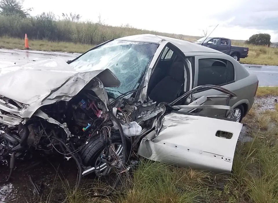 Fuerte choque entre un auto y un colectivo en Copina