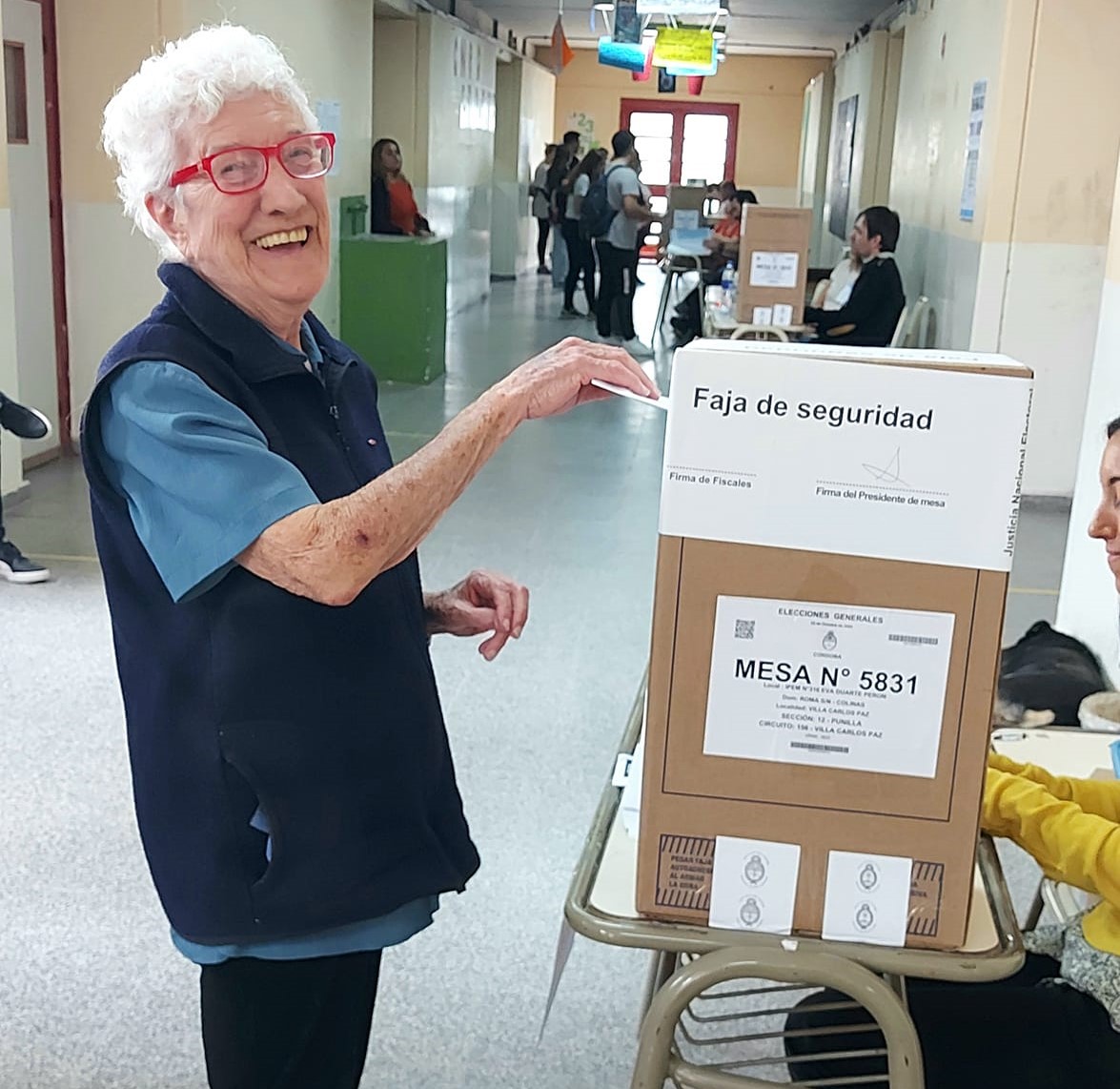 El voto de ‘La Tuchi’… in english | Carlos Paz Vivo