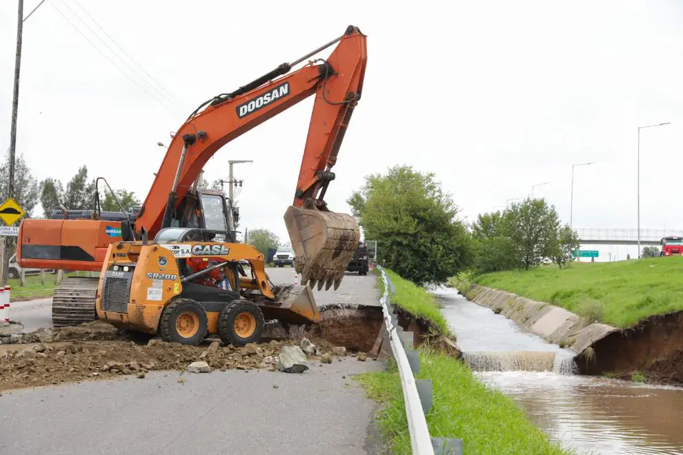 Reparan daños provocados por el temporal en la colectora de avenida ...