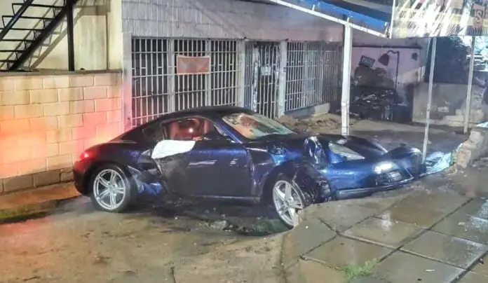 Chocó con un Porsche en avenida Cárcano y terminó detenido