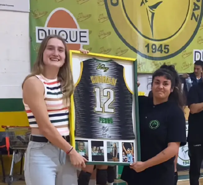 Bianca Garibaldi, de paso por Carlos Paz, fue reconocida por el Club de ...