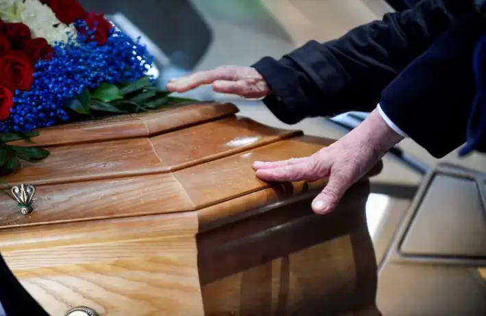 Fue declarada muerta, la llevaron a una funeraria, pero dos horas ...