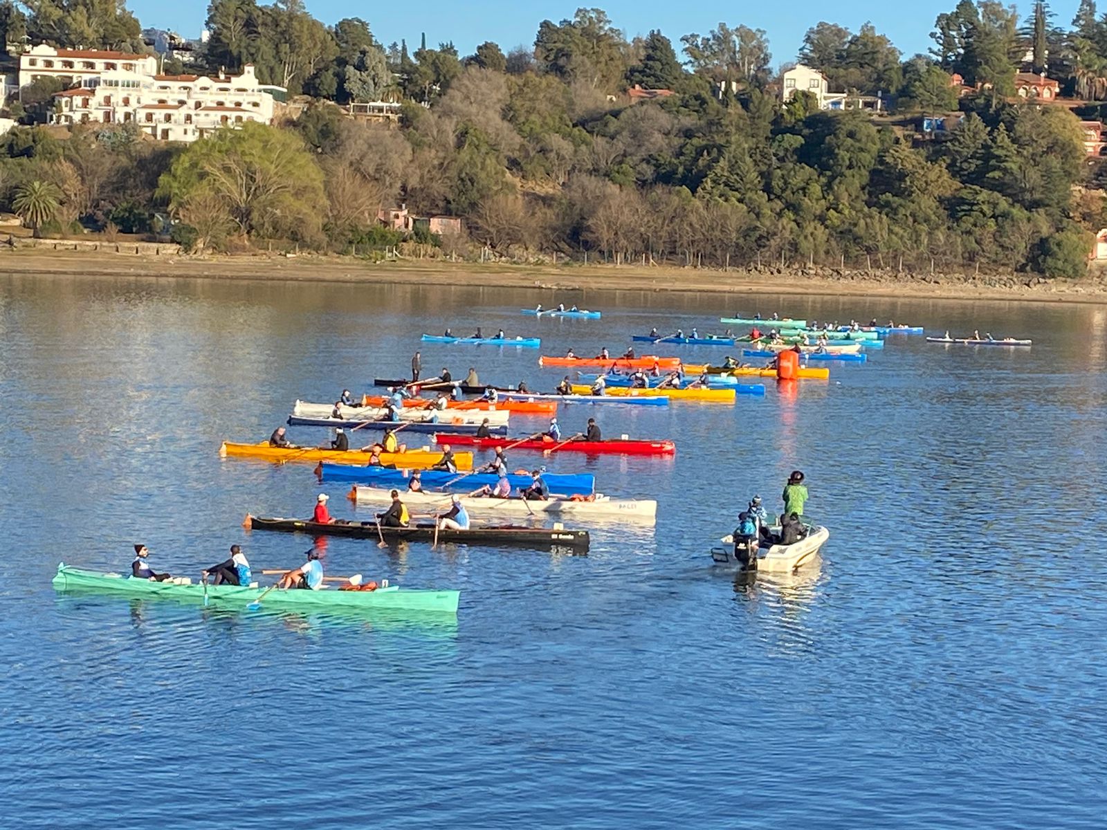 Remeros de todo el país llenaron de color el San Roque con la Vuelta al ...