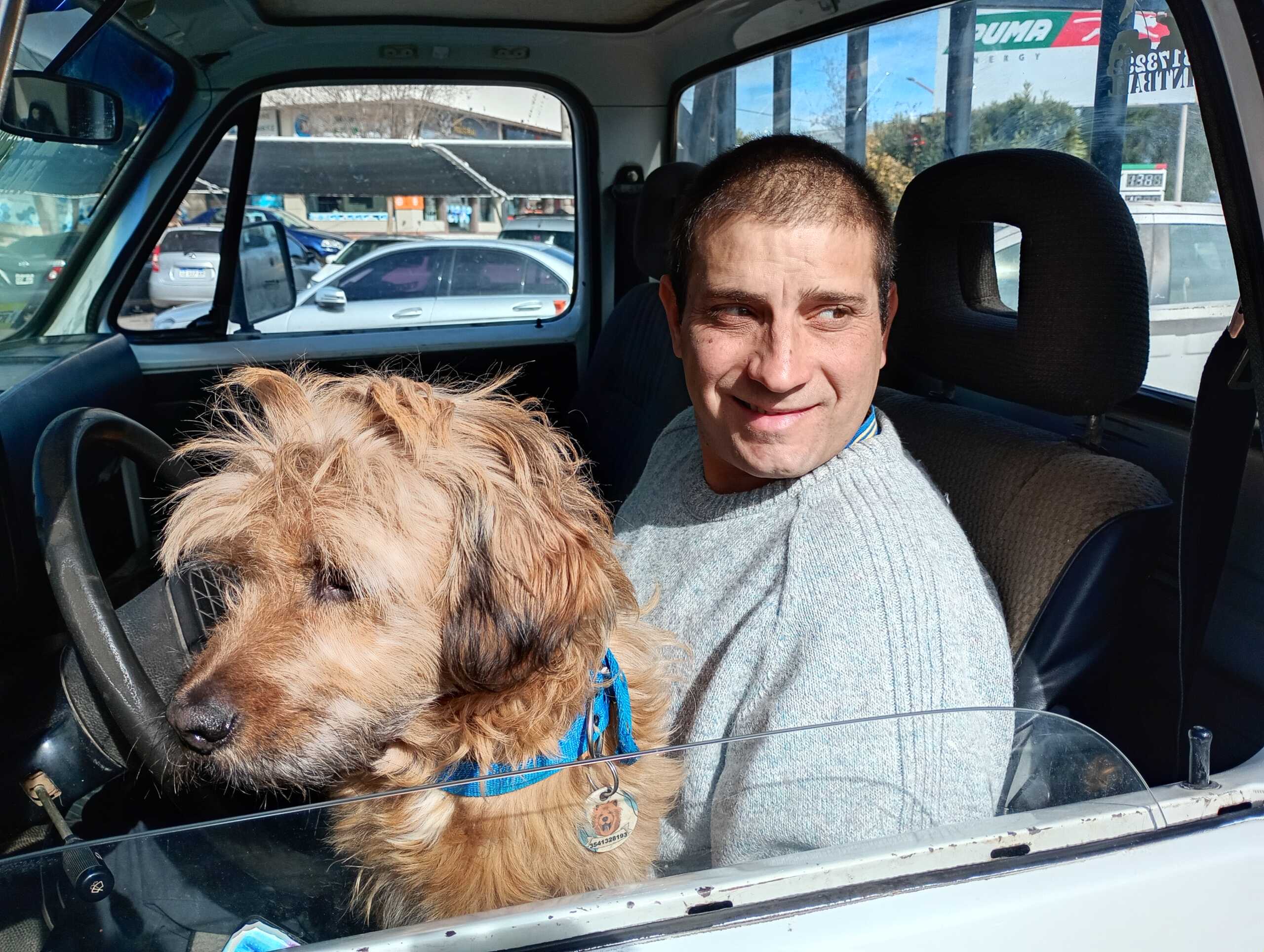 Jack, el perrito fletero de Carlos Paz, un fiel compañero de trabajo