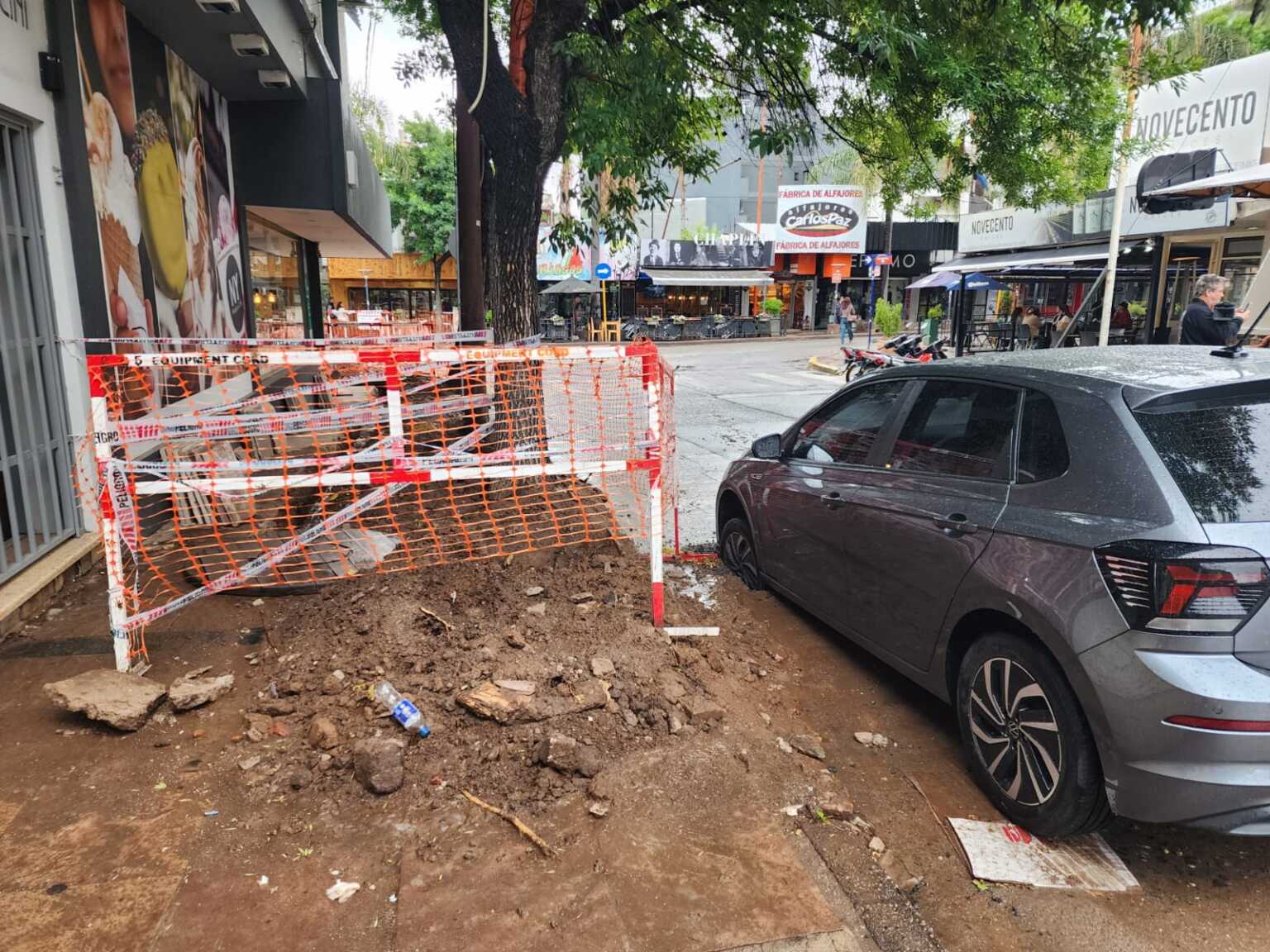 Un auto quedó atrapado en una zanja en pleno centro de Carlos Paz ...