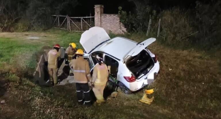 Un auto se despistó tras explotar un celular que estaba cargando ...